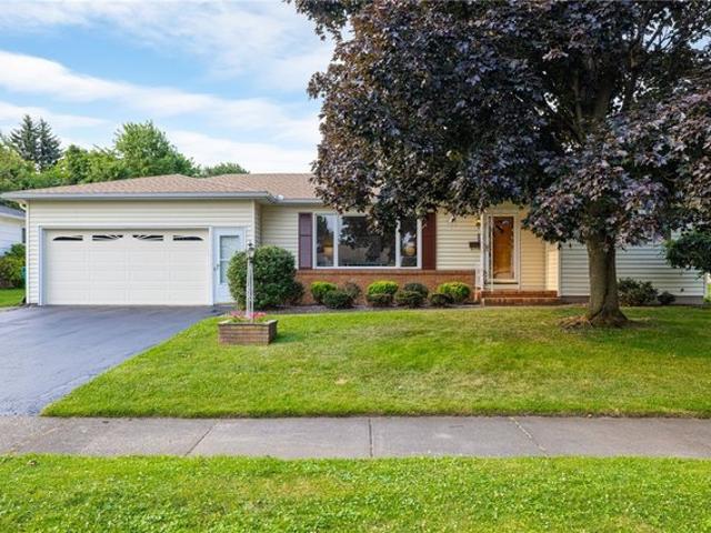 15 Georgian Dr, Rochester, NY 14609