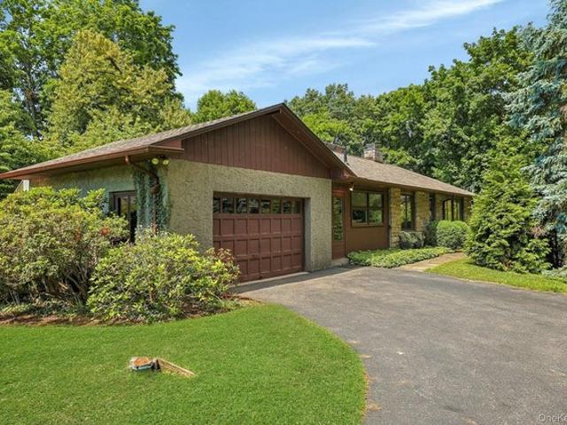 15 Grandview Ln, Thornwood, NY 10594