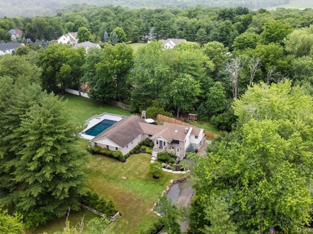 15 Green Hedges Ln, Blauvelt, NY 10913