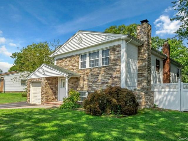 15 Greenbrier Ln, Sayville, NY 11782