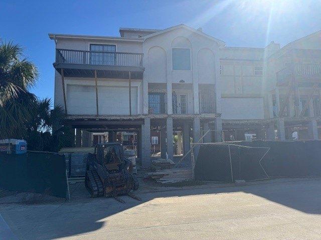 15 Harbour Dr, Nassau Bay, TX 77058