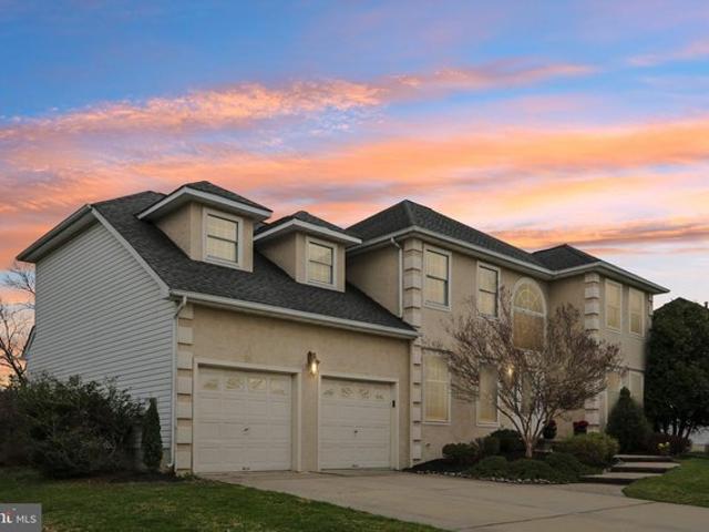 15 Hilltop Dr, Mount Laurel, NJ 08054