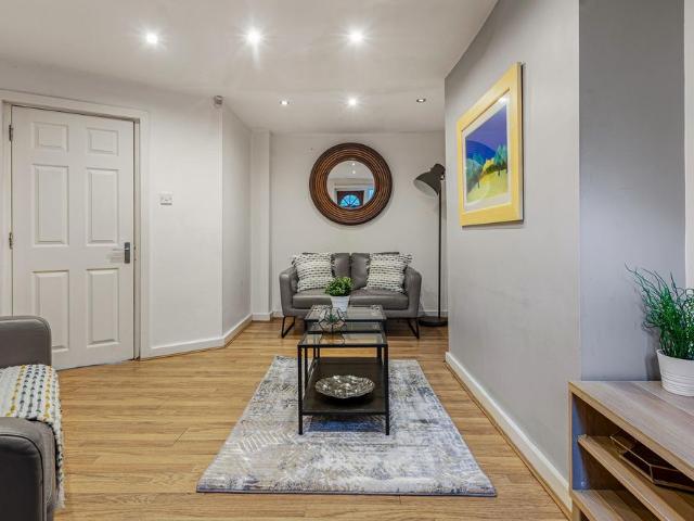 15 HYDE PARK TERRACE Leeds LS6 1BJ
