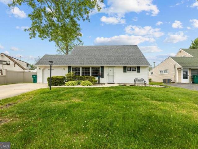 15 Iris Rd, Levittown, PA 19057
