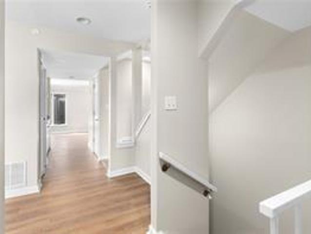 15 Ivy Square NE
