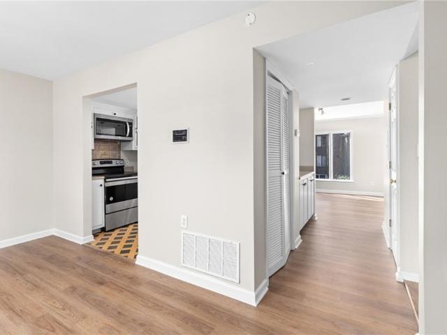 15 Ivy Square NE