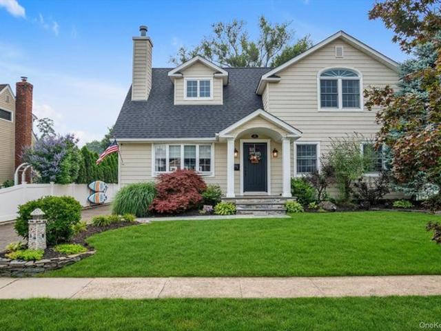 15 James Ave, East Norwich, NY 11732