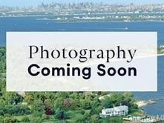 15 Joyce Ln, Woodbury, NY 11797