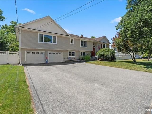 15 Kuiken Ct, Wayne, NJ 07470