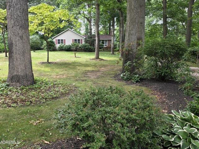 15 LA Valley Dr, Manalapan, NJ 07726