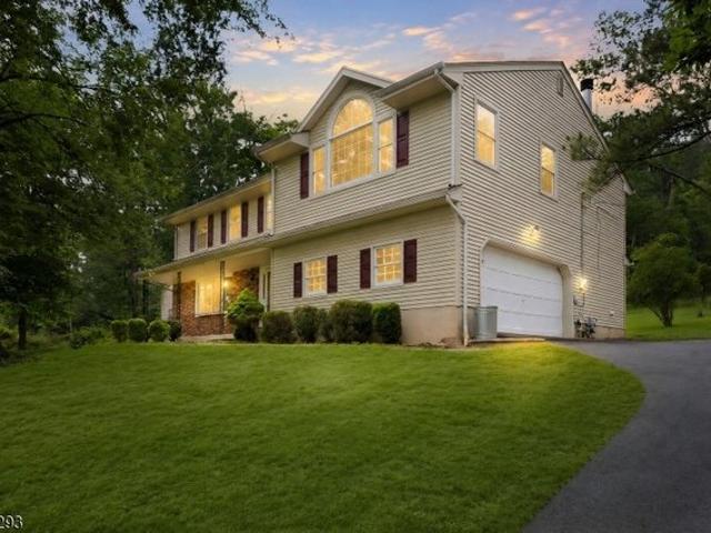15 Linda Ln, Green Brook, NJ 08812