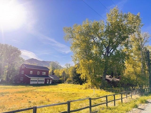 15 Lower Broadford Rd, Bellevue, ID 83313