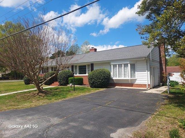 15 Lloyd Ln, Kilmarnock, VA 22482