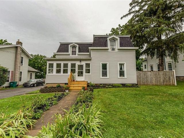 15 McKenzie St, Bergen, NY 14416