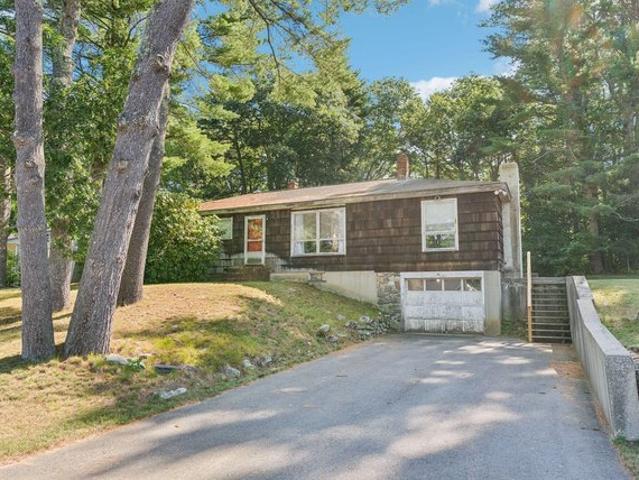 15 Mallett Dr, Topsham, ME 04086