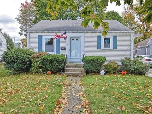 15 Maplecrest Dr, Pawtucket, RI 02861