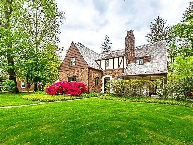 15 Mirrielees Rd, Great Neck, NY 11021