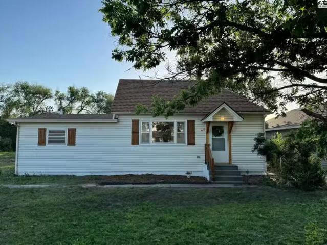 15 N GRANDVIEW ST, HUTCHINSON, KS 67501 Single Family Residenc.