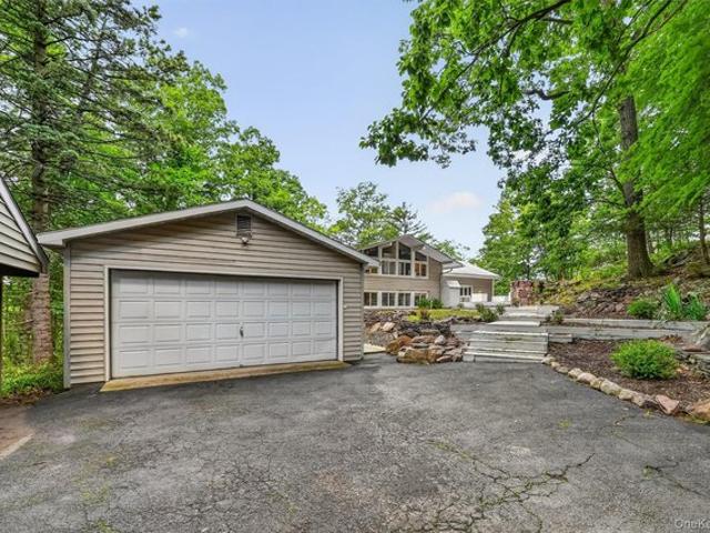 15 Overlook Dr, Highland Mills, NY 10930