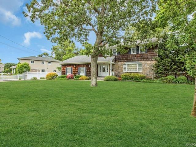 15 Palmer Dr, Sayville, NY 11782