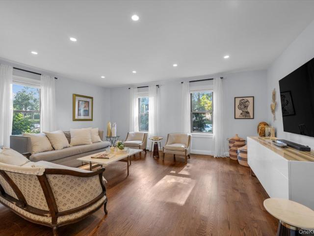 15 Parkwold Drive W
