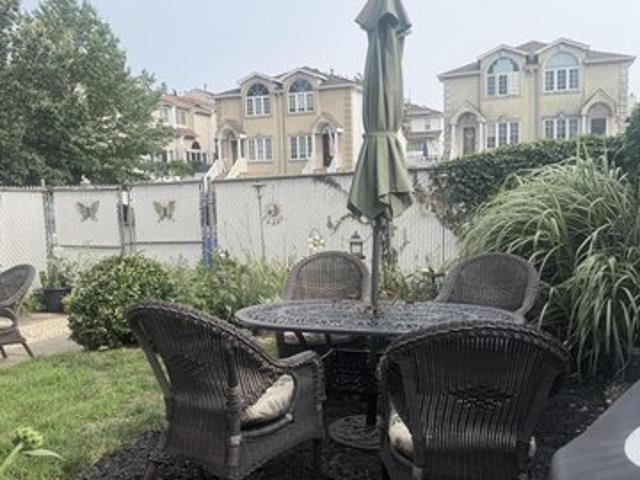 15 Phyllis Ct, Staten Island, NY 10309