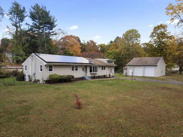 15 Pomps Ln, North Branford, CT 06471