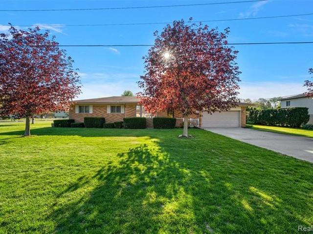 15 Pleasant Lake Dr, Waterford Township, MI 48327
