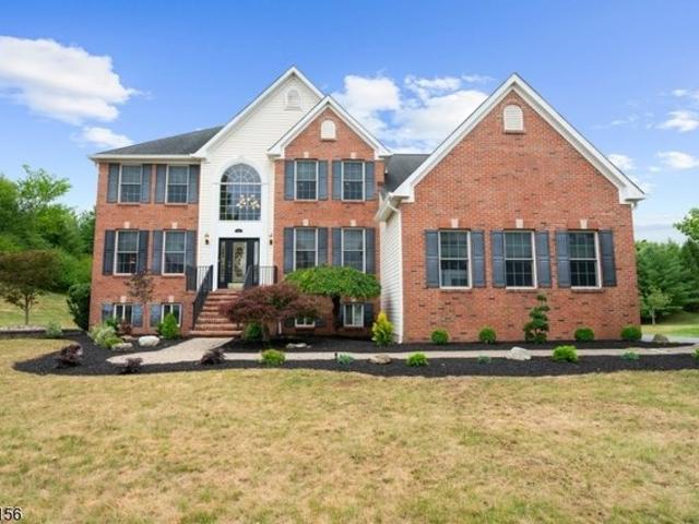 15 Providence Dr, Raritan, NJ 08822
