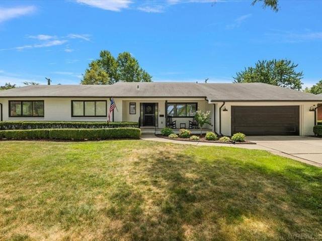 15 S Edgewood Dr, Grosse Pointe Shores, MI 48236