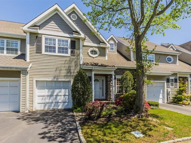 15 Scarborough Dr, Smithtown, NY 11787