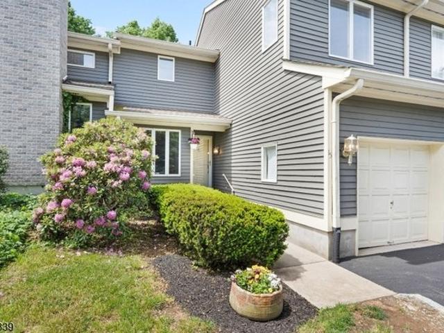 15 Saint Andrews Ln, Clinton Township, NJ 08801