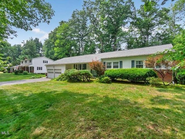 15 Secada Dr, Clifton Park, NY 12065