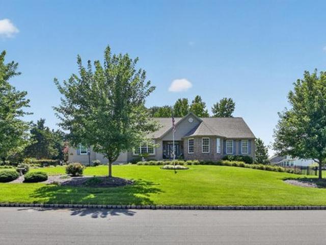 15 Skyline Cir, Sewell, NJ 08080