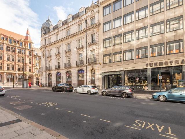 15 South Parade, Leeds LS1 2 bed flat to rent £1,150 pcm £265 pw