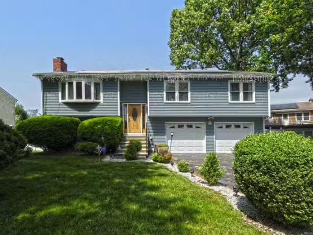 15 SQUIRE CT, MILFORD, CT 06460 Single Family Residence For Sa.