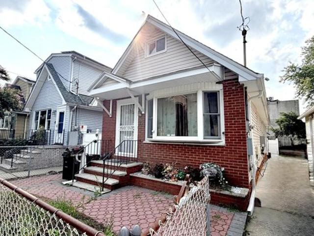 15 Sweetwater Ave, Staten Island, NY 10308