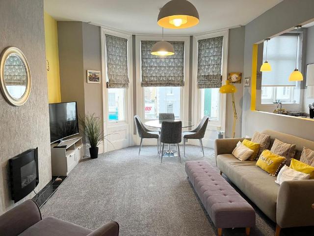15 St Catherines Terrace, Hove BN3 1 bed flat to rent £1,695 pcm £391 pw