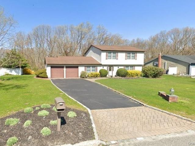 15 Stonehurst Ln, Dix Hills, NY 11746