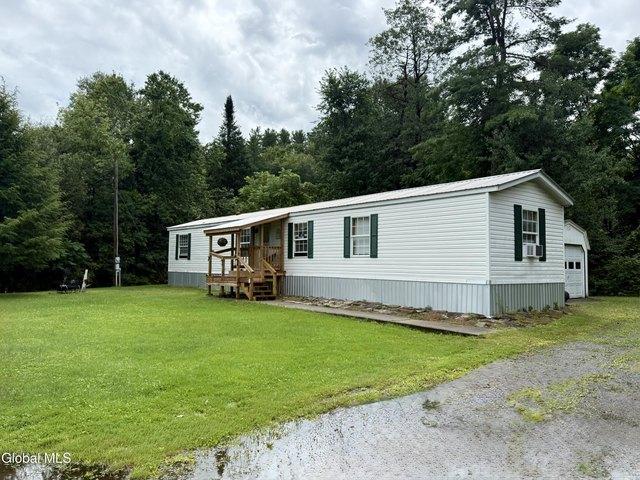 15 Stacy St, Warrensburg, NY 12885