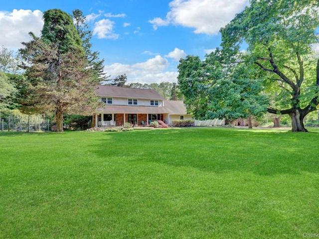 15 Stillwater Rd, Saint James, NY 11780