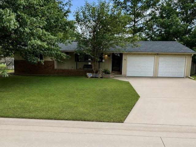 15 Sunset Dr, Hesston, KS 67062