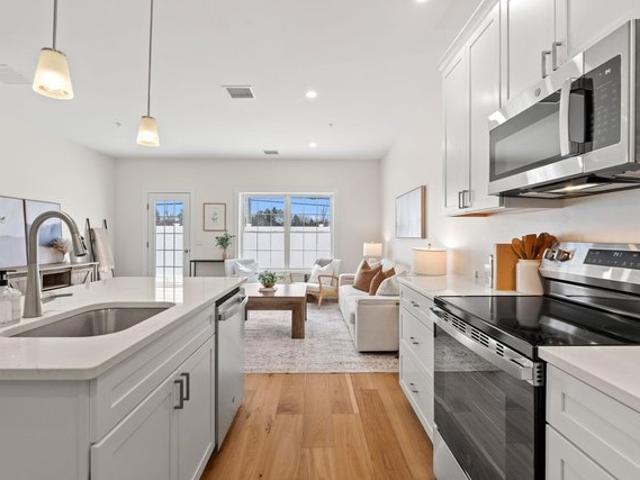 15 Suffolk Dr Apt 7, Concord, NH 03303