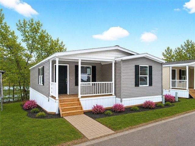 15 Surf Dr, Bunola, PA 15020