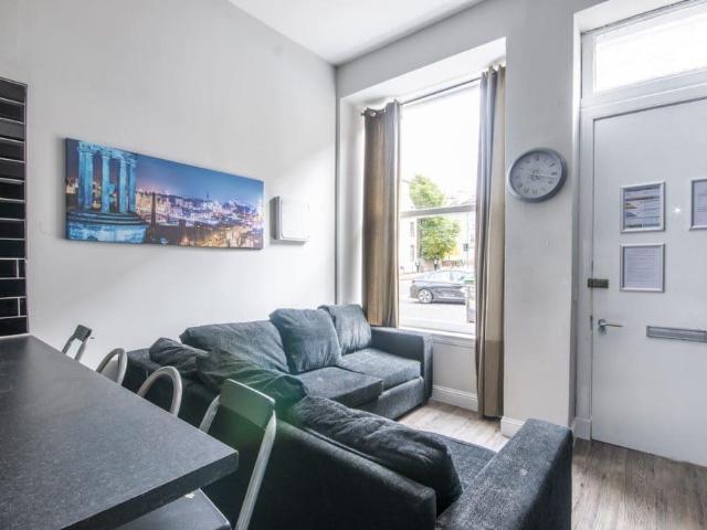 15P Montague Street, Edinburgh, EH8 9QS 4 bed flat to rent £3,196 pcm £738 pw