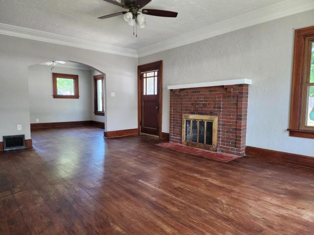 1604 Main St