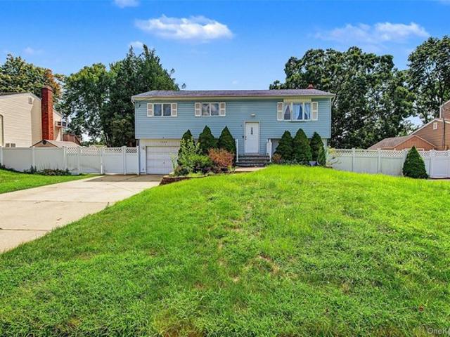 1604 Church St, Holbrook, NY 11741