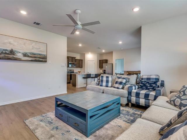 1604 Knoll Crest Drive