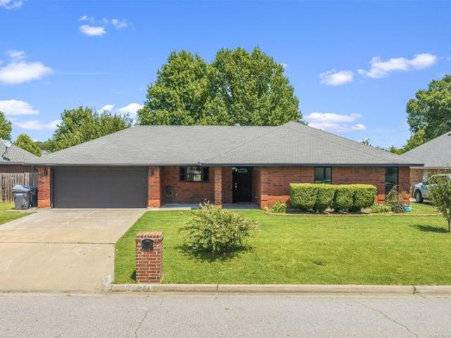 1604 Southern Hills Dr, Ardmore, OK 73401