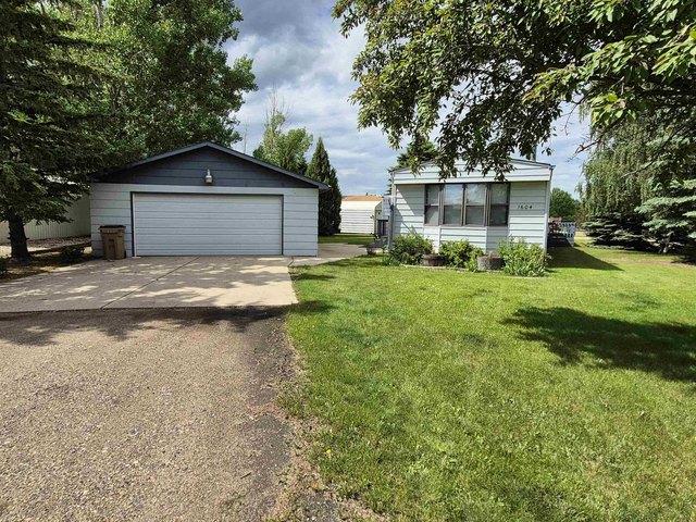 1604 46th St SE, Minot, ND 58701